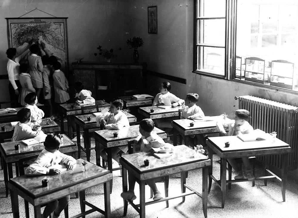Villa Rosa Maltoni Mussolini: boys in a classroom