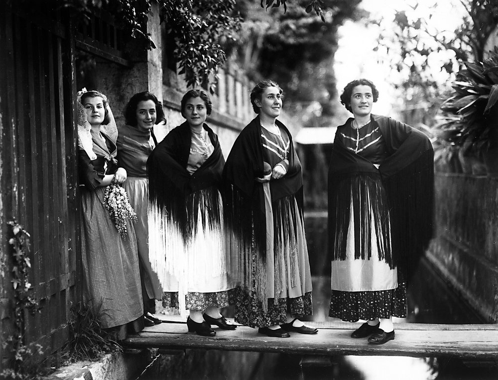 Villa Rosa Maltoni Mussolini: group of adolescents wearing traditional ...