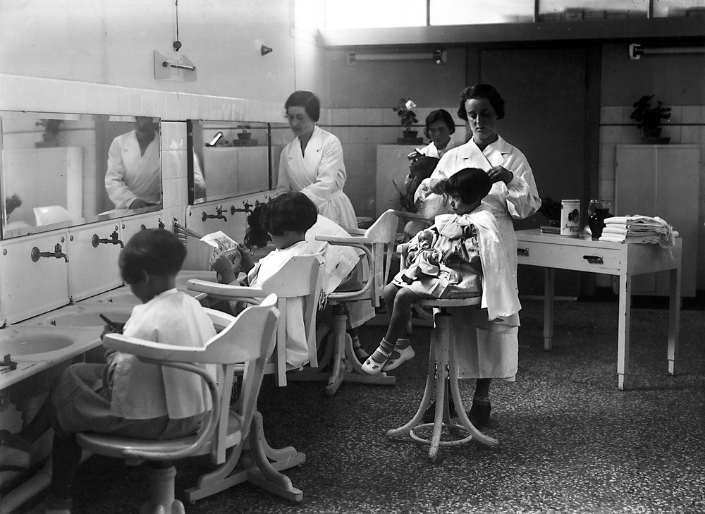 Villa Rosa Maltoni Mussolini: young girls having their hair cut