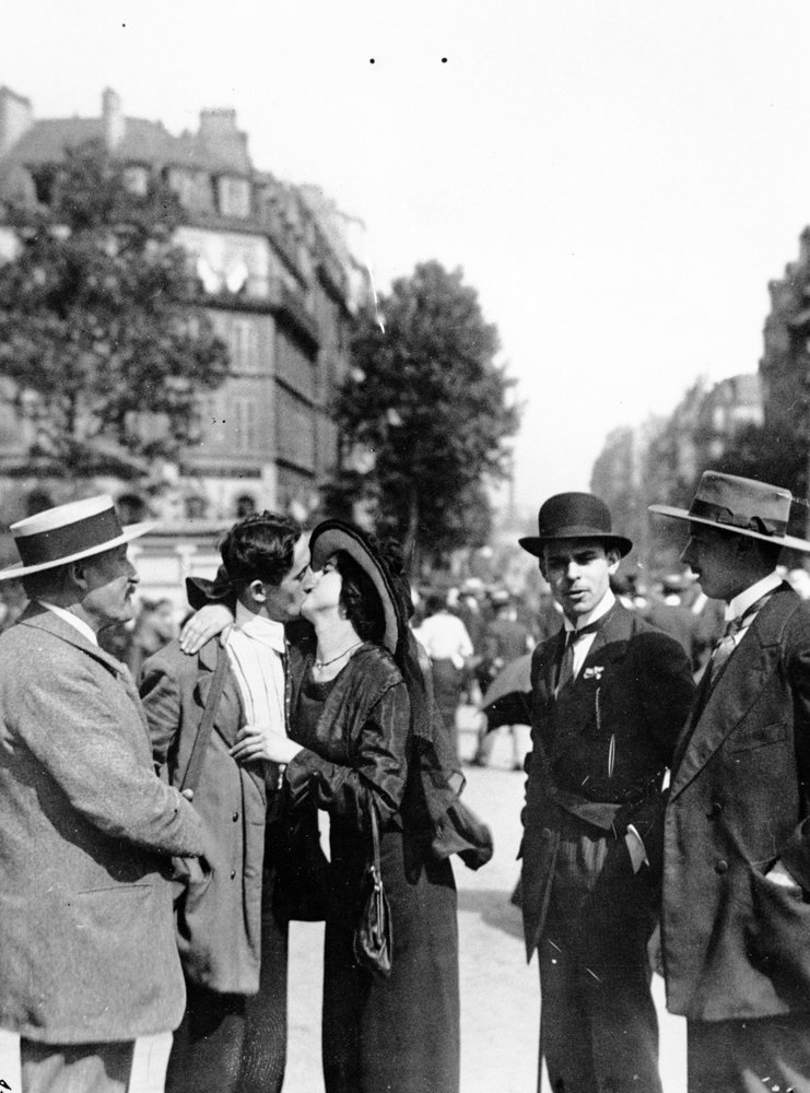 The last kisses at the Gare de Lyon, Paris, before leaving for the war ...