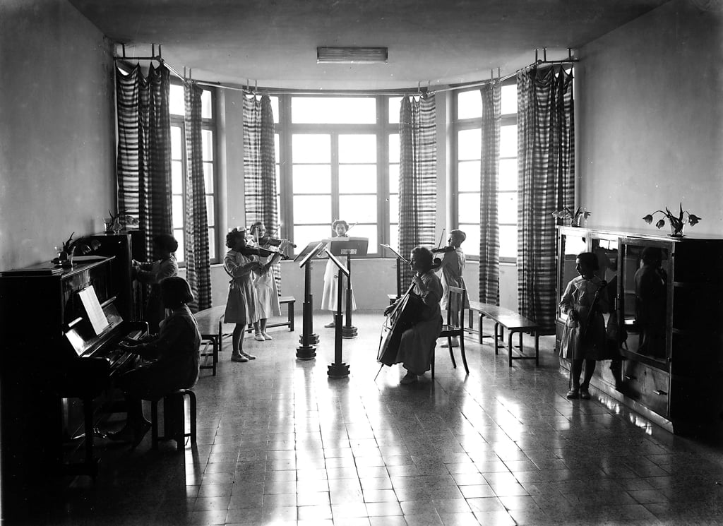 Villa Rosa Maltoni Mussolini: female students during a music lesson (b ...