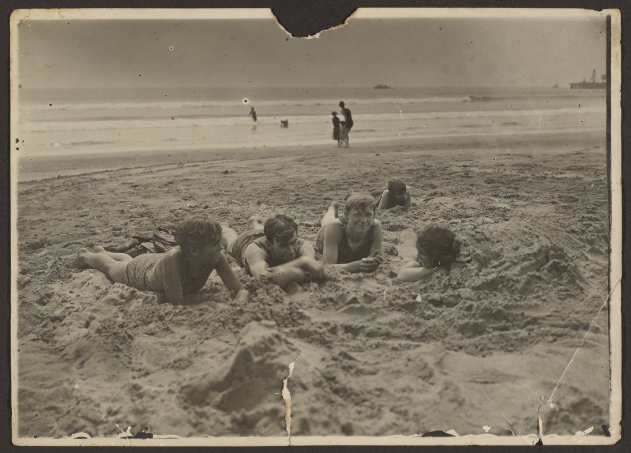 Kinder im Sand am Strand von Louis Fleckenstein: Kunstdruck