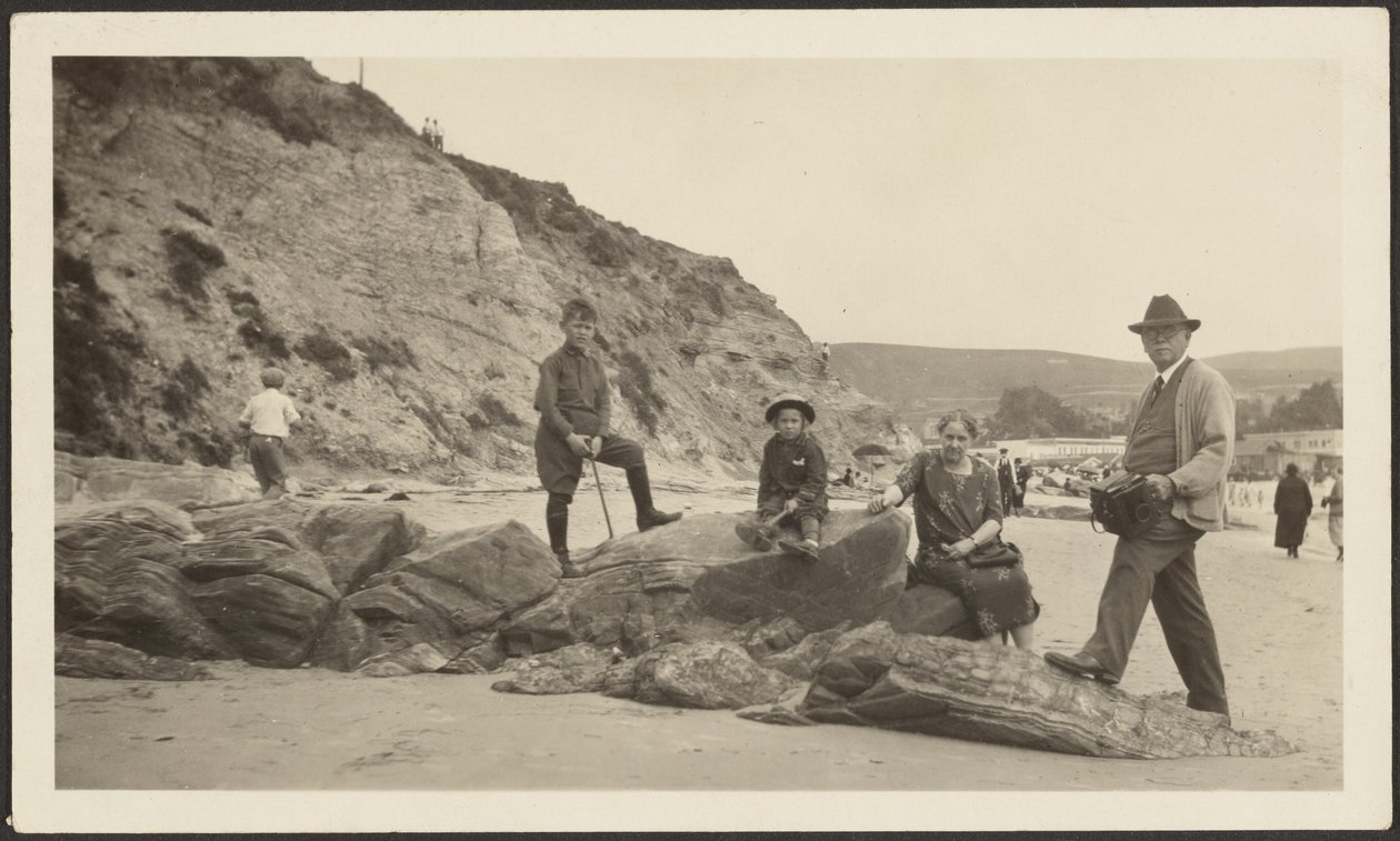 Fleckenstein mit Kamera und Familie am Strand